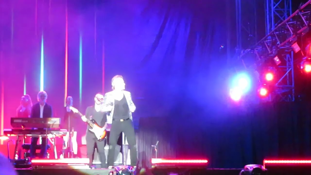 Tripping Robbie Williams live in Bonn 30 08 2022 - YouTube