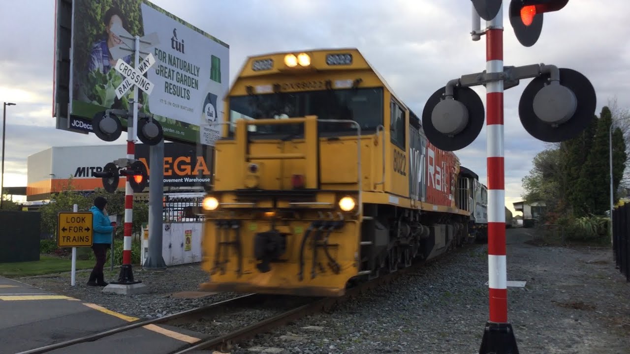 DXR 8022 on passenger train 701 at Harewood road - YouTube
