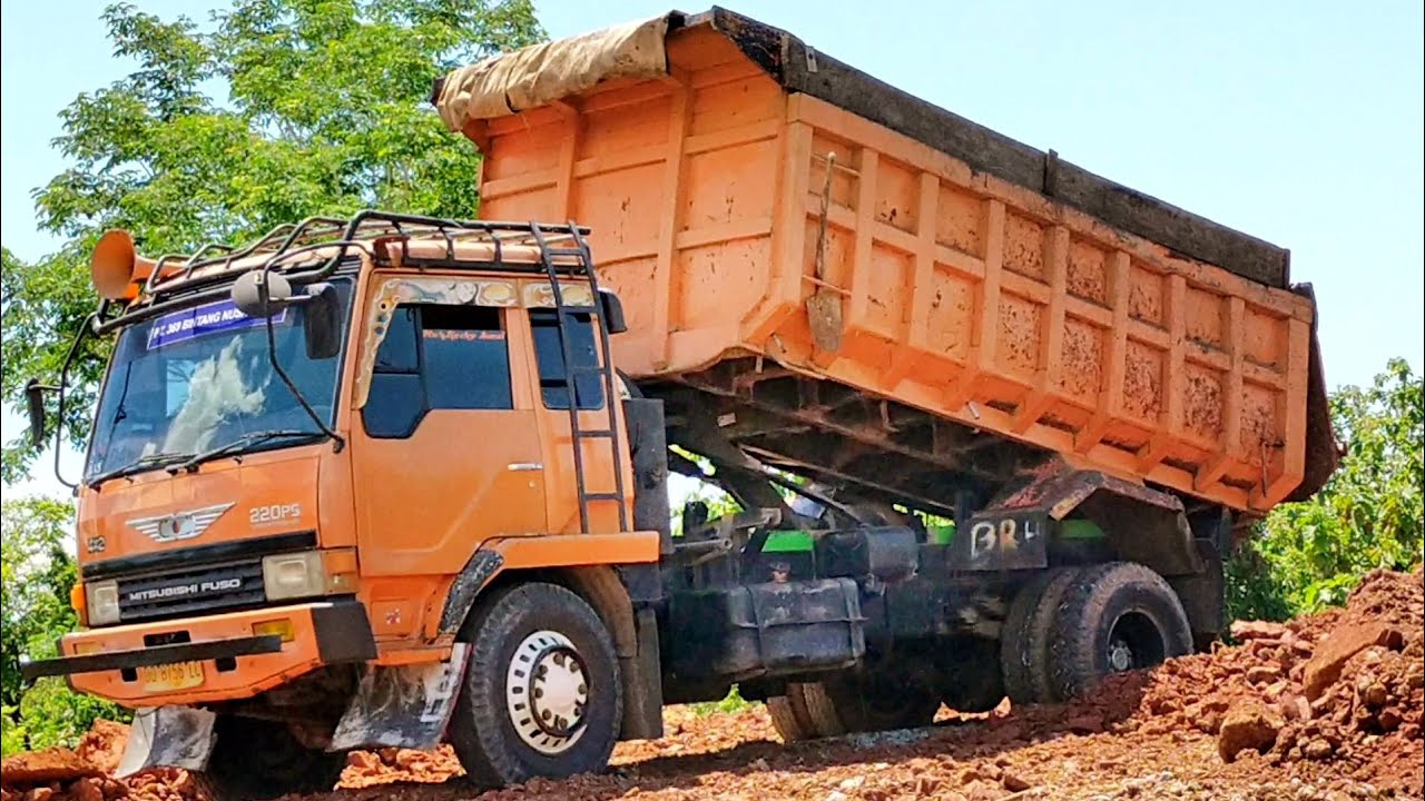 Mobil Truk besar pengangkut tanah cadas Jomplangin muatan.. - YouTube