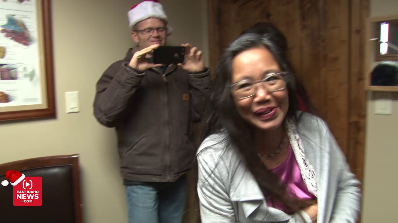 Secret Santa surprises a woman with a new smile for Christmas - YouTube