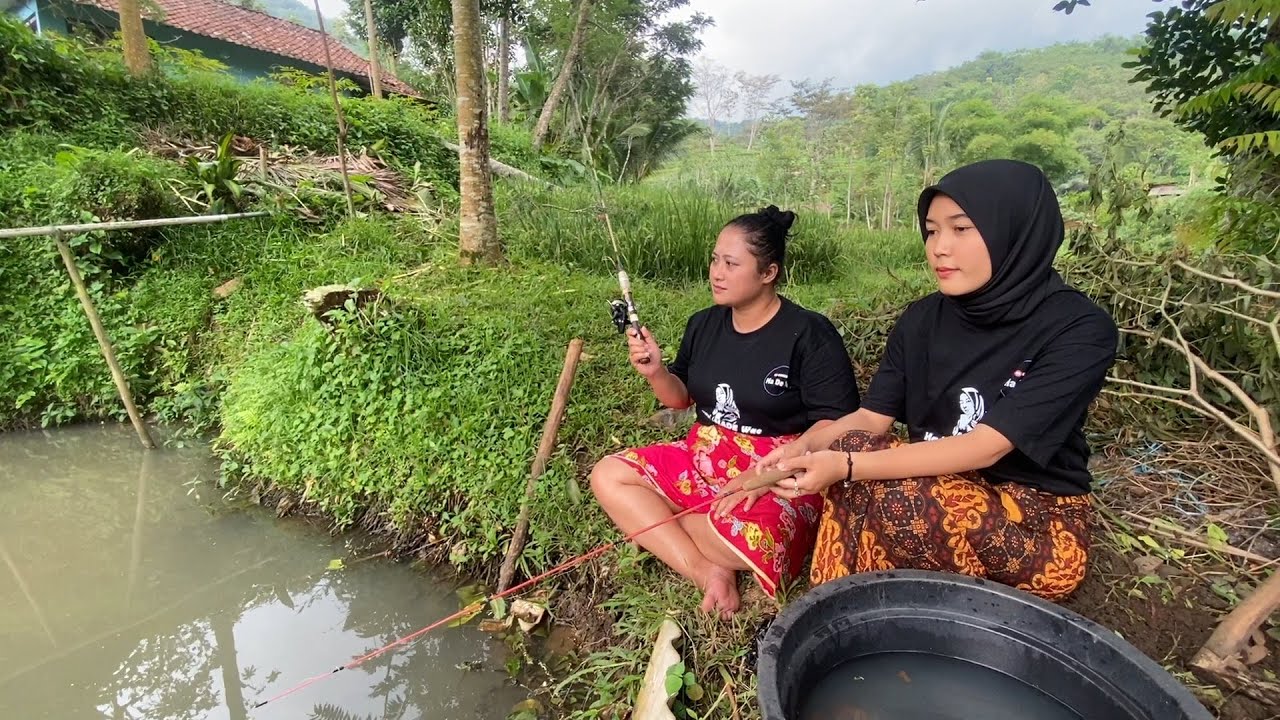 KESEREUAN - JANDA DESA MAK AWUNG DAN NENG INTAN MANCING MANIA - YouTube