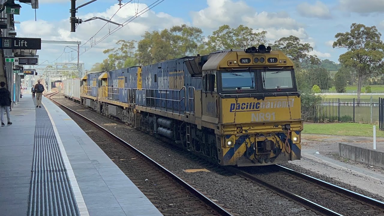 Pacific National’s NR91, NR5 and NR11 lead intermodal 6MB4 through ...