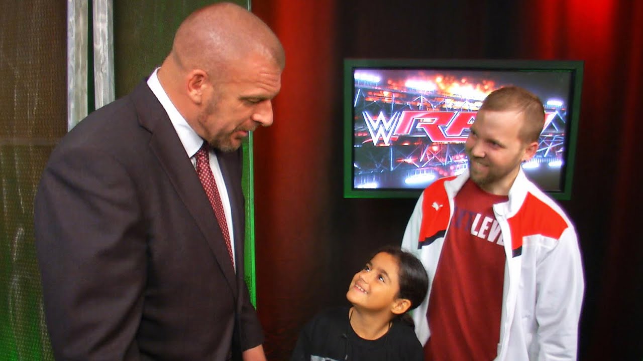 Triple H überrascht die Fans Billy und Bianca backstage bei Raw - YouTube
