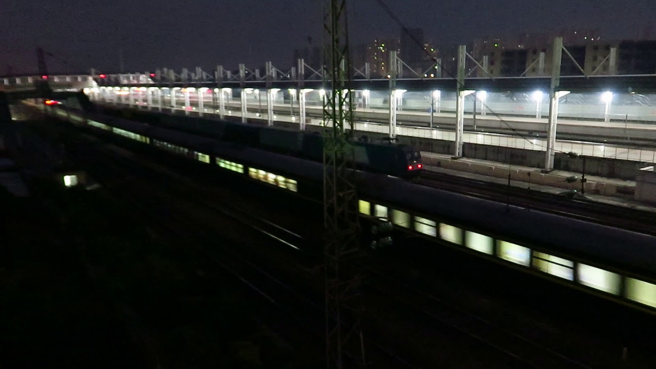 [HD] The Northbound passenger train no. Z100 (SS8 02XX + 25T) pass ...