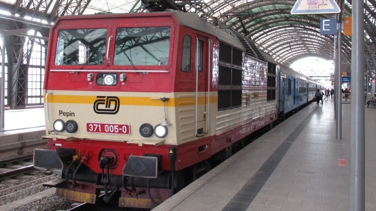 Germany: Ceske Drahy Class 371 electric loco leaves Bad Schandau on a ...