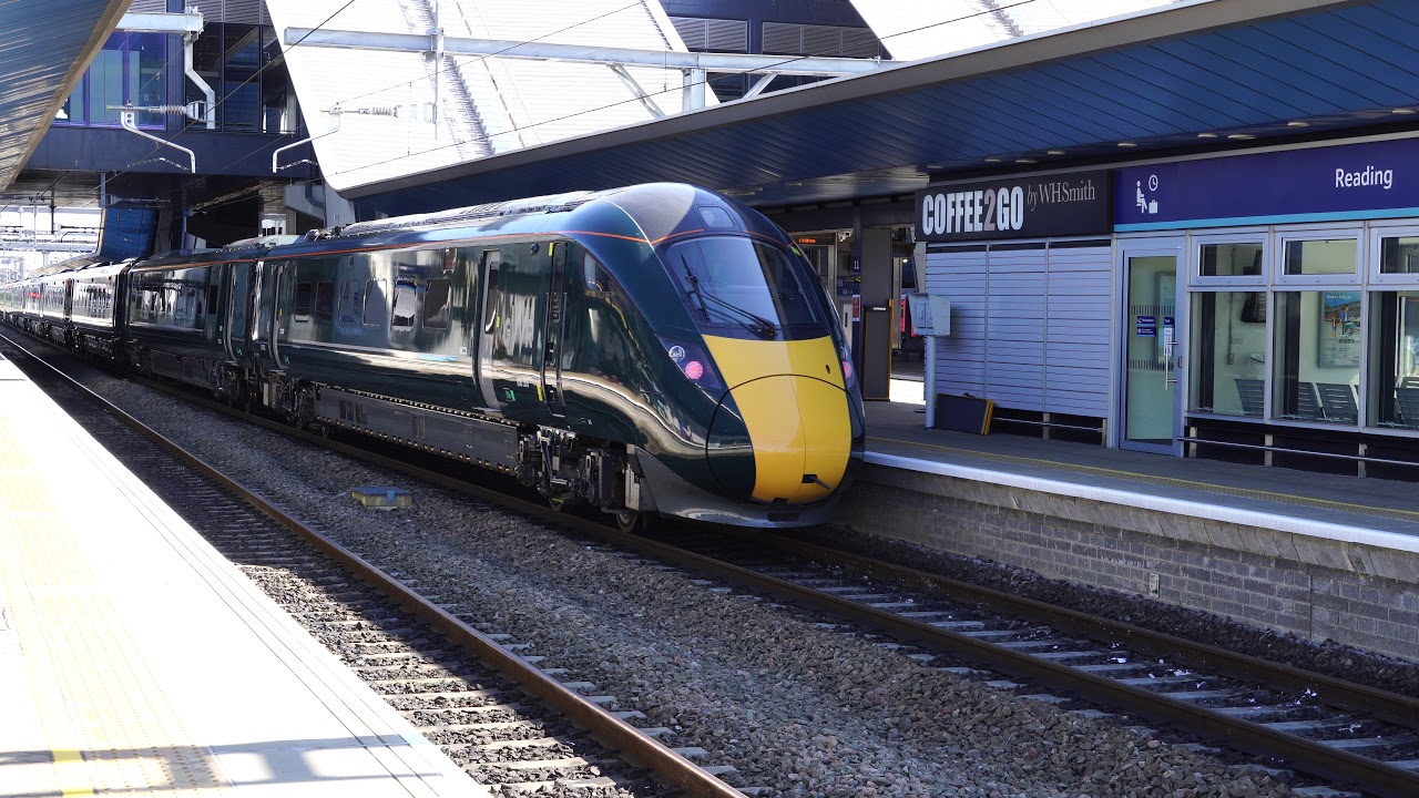 GWR Class 800 and Cross Country Class 220 trains at Reading Station in ...