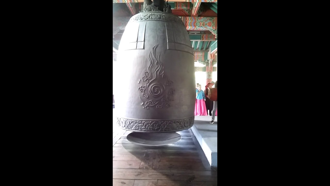 Seoul, Bosingak, bell-tolling ceremony - YouTube