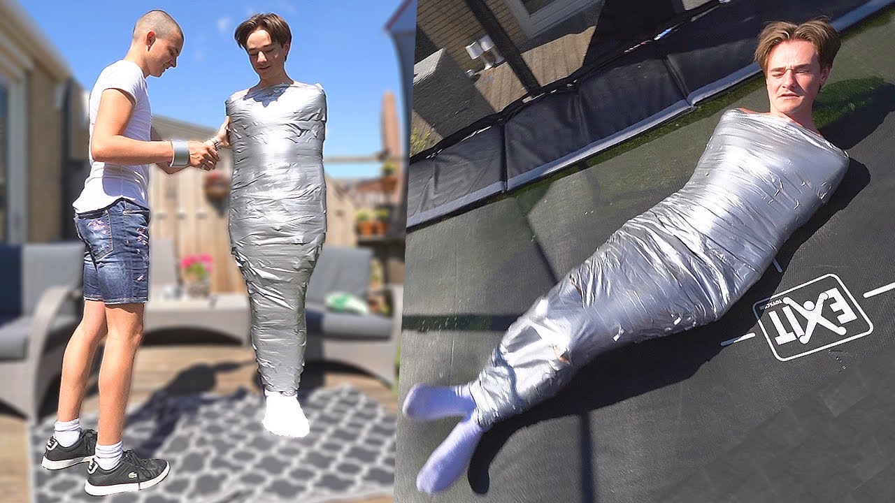 INGEWIKKELD IN DUCT TAPE OP DE TRAMPOLINE! - YouTube