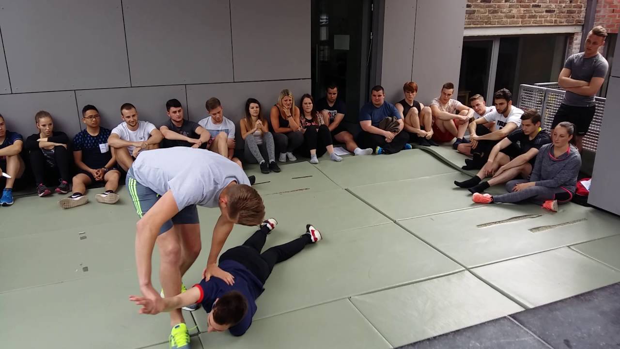 Démonstration Self-Defense - YouTube