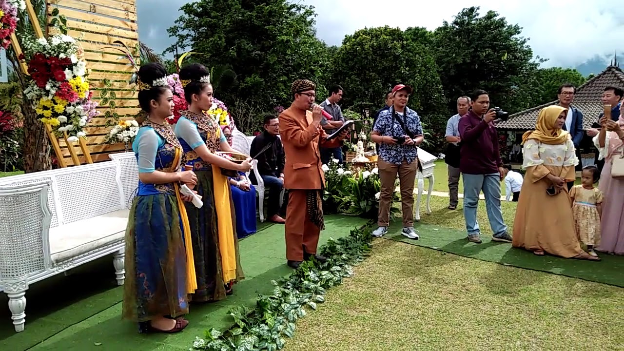 Saweran pengantin - adat sunda - YouTube