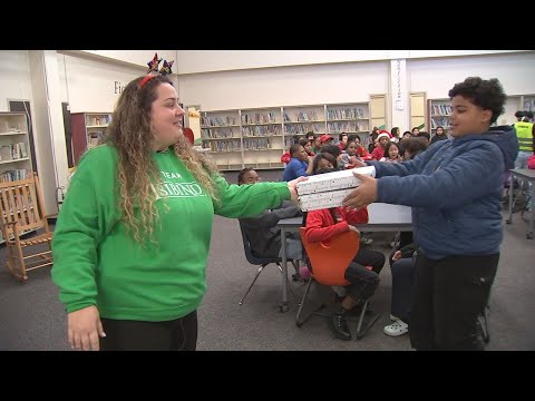 ‘I love them’: Charlotte teacher surprises students with personalized holiday gifts | WSOC-TV