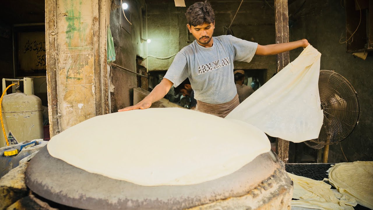 Manda Roti Making | Biggest Rumali Roti You've Ever Seen | Roll ...