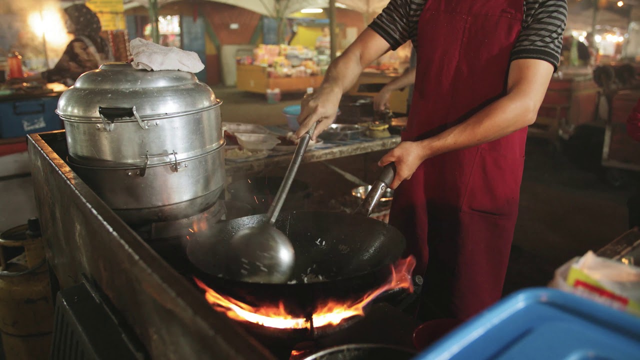 Cooking Fried Rice In A Wok - YouTube