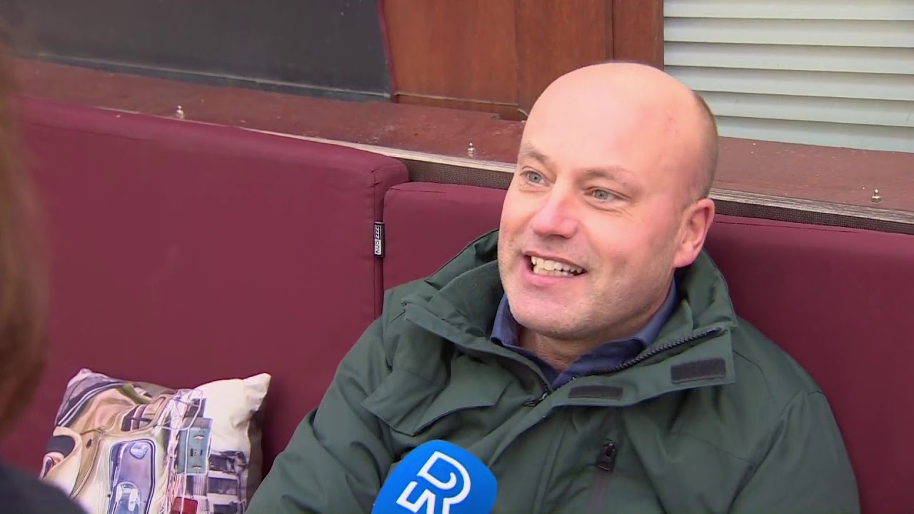 Deelder herdacht bij Café Ari in Rotterdam - YouTube