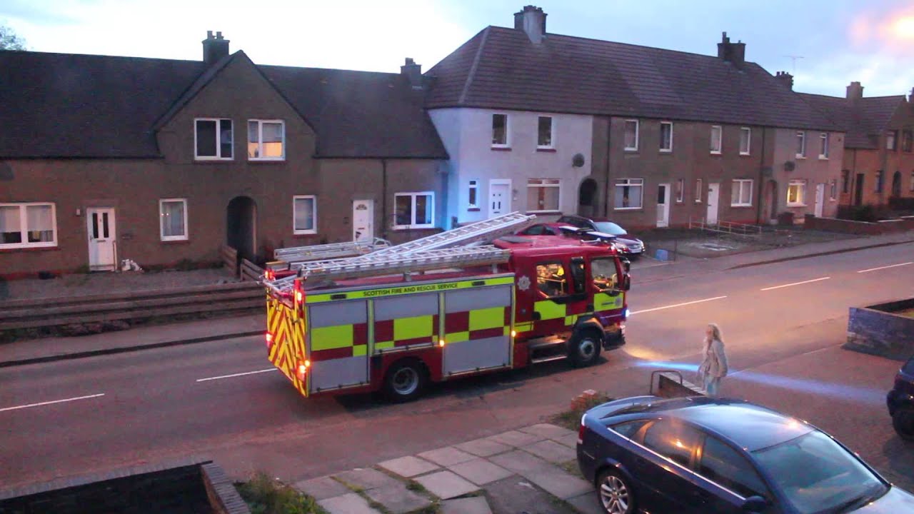 Scottish Fire & Rescue Service - Charlie 11 responding - YouTube