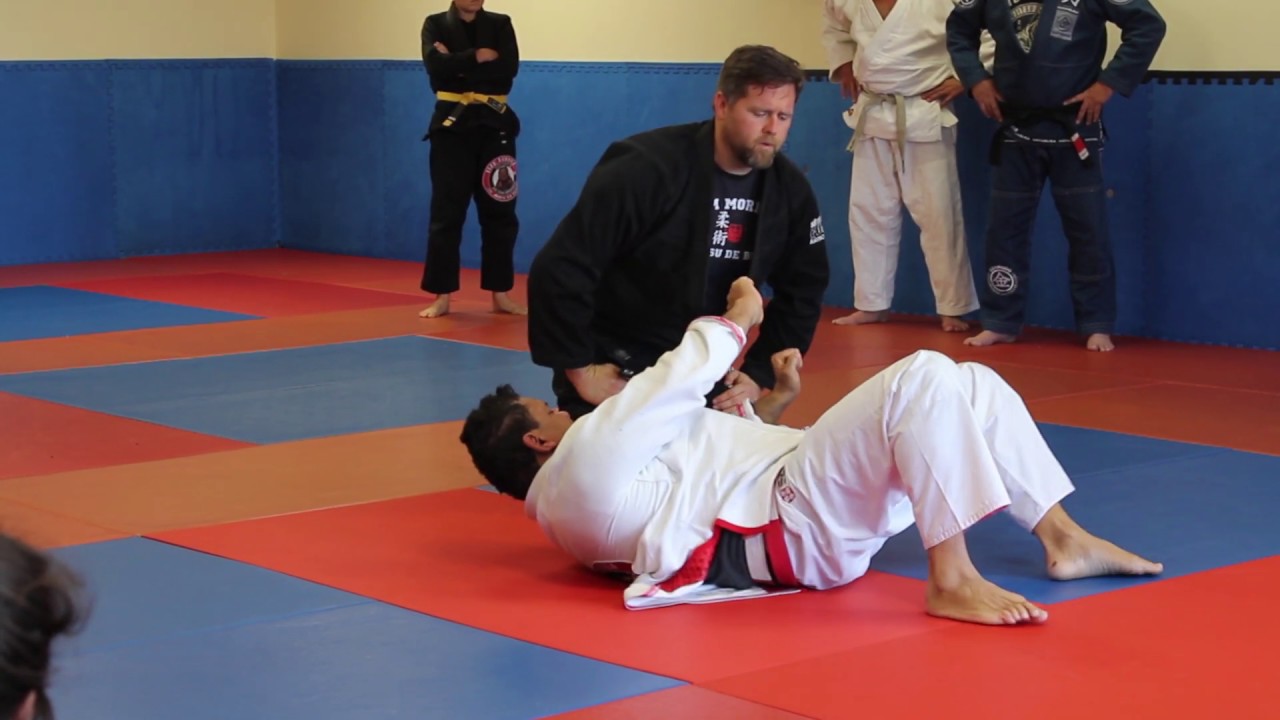 Joe Moreira - Knee On Belly Defense detail - YouTube