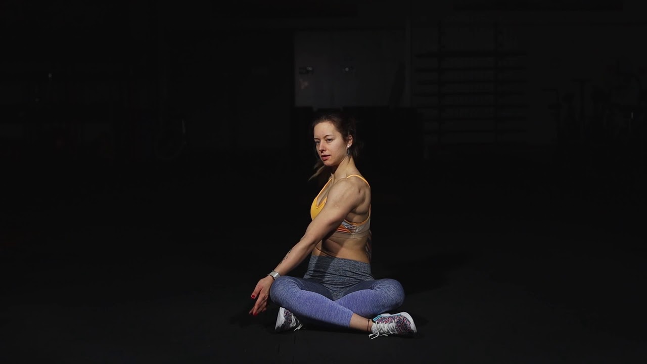 Trunk rotation in sitting cross legged / Skręt tułowia w siadzie ...