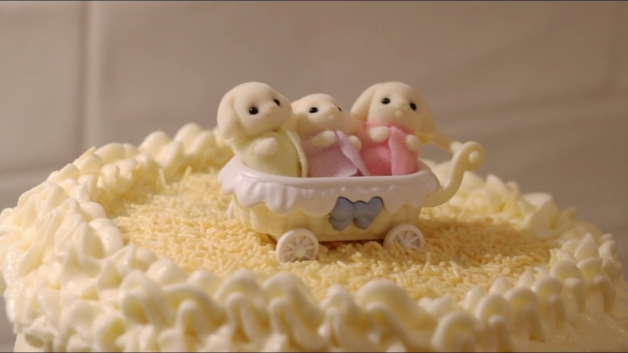 halle bakes a gender-reveal cake - YouTube