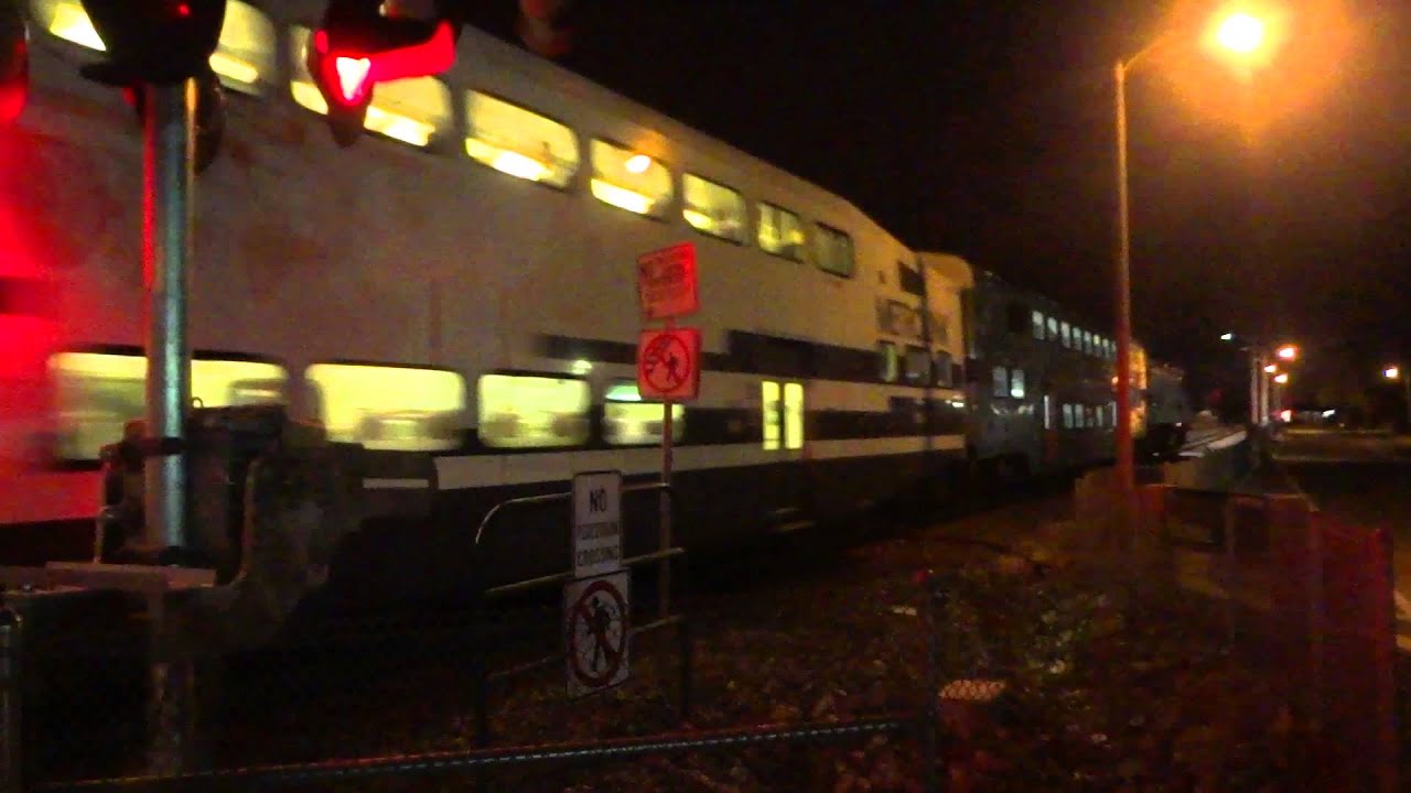 Metrolink F40PH 800 in pomona Ca 3-8-14 - YouTube