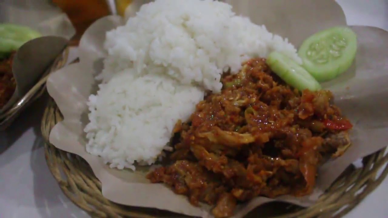 Sensasi Ayam Geprek Sambel Brewok ! Pedasnya Bikin Keringatan !! - YouTube