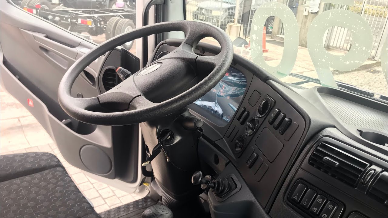 Fuso FJ interior de cabina - YouTube
