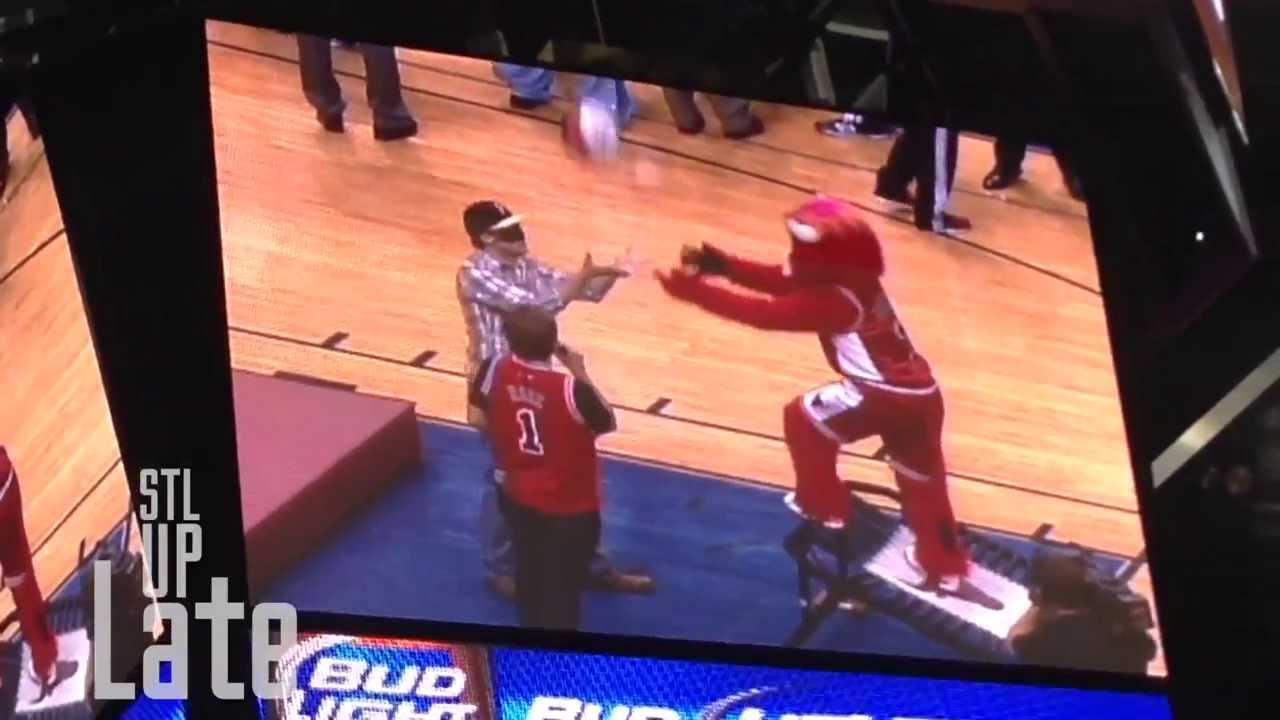 STL Up Late Host Fools Crowd - YouTube