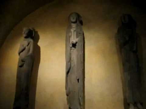 Visite de la Crypte de la Cathédrale de Chartres (1ère partie) - YouTube