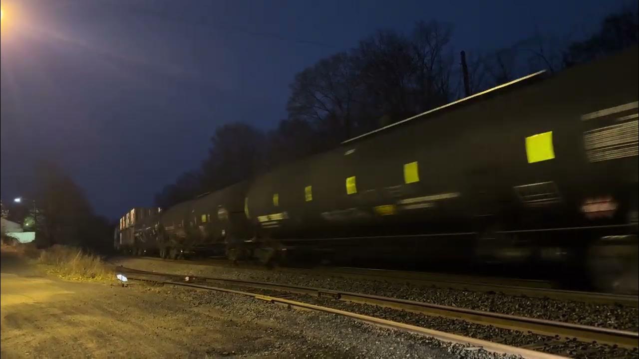 (SHINY CM44AC DUO) CSX 7288 CM44AC leads CSX M300 with a friendly crew through Piscataway,NJ ...