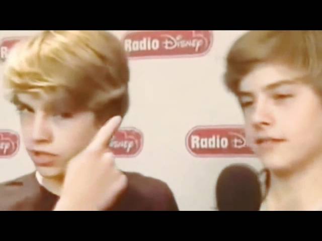 Dylan E Cole Sprouse Ogni Tanto Cole Sprouse Spricht Offen über Seine