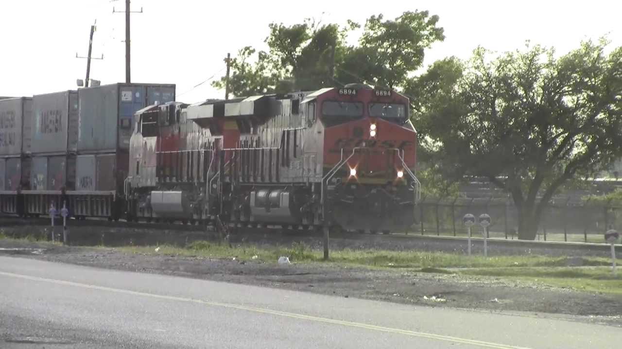 BNSF 6894 leads eastbound stack, Houston, TX - YouTube