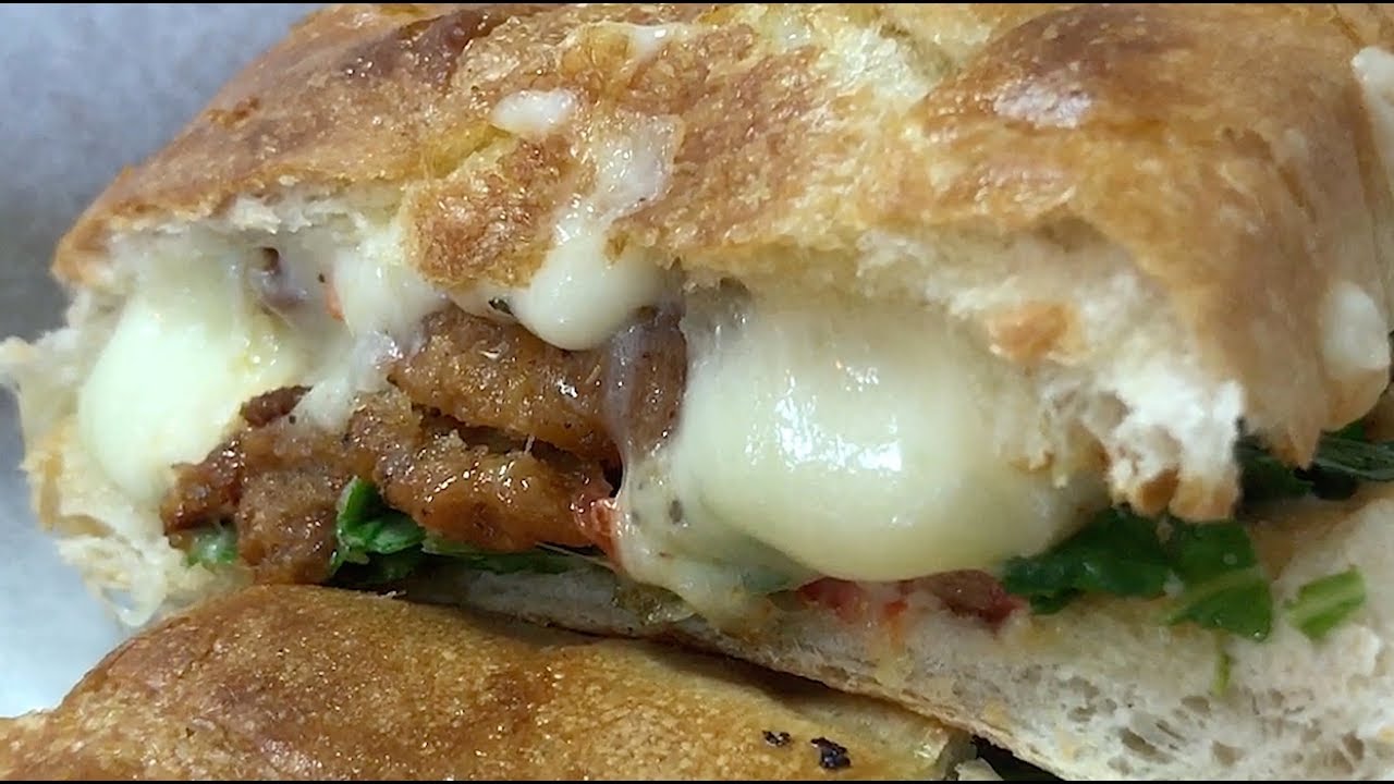 AJ's Press Crunchy Chicken Sandwich (ORLANDO FOODIE) - YouTube