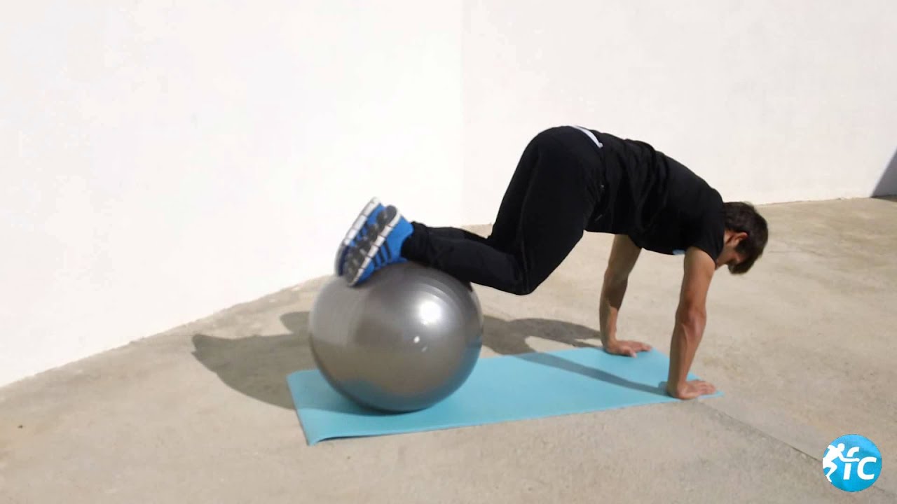 Rodillas al Pecho con Pies sobre Fitball - YouTube
