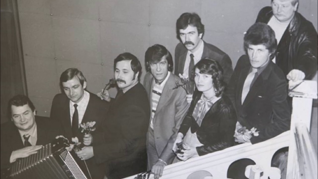 Ansambel Suveniir ja Olev Vestmann - Sind vaadates(Stereo) - YouTube