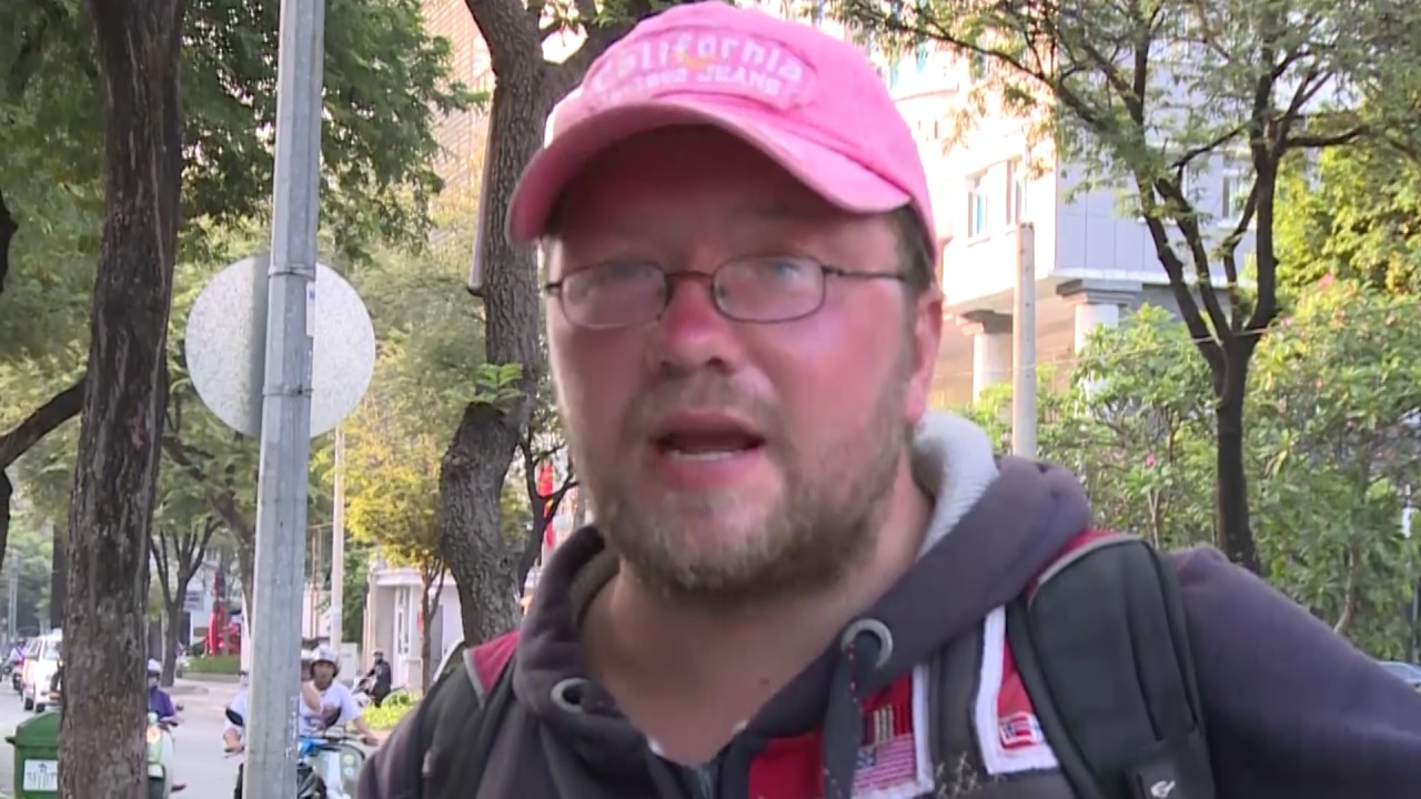 Ăn mày liên lục địa Benjamin Holst nói gì ở VN? - YouTube