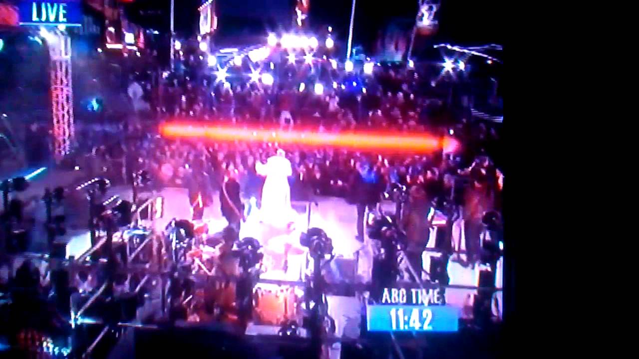Miley Cyrus Time Square Performance 2013 - 2014 - YouTube