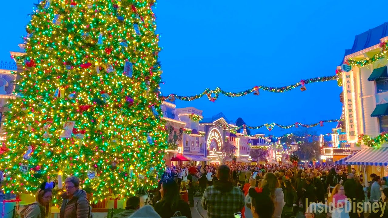[4K] FULL Disneyland Christmas Tree Lighting 2019 at Disneyland Park ...