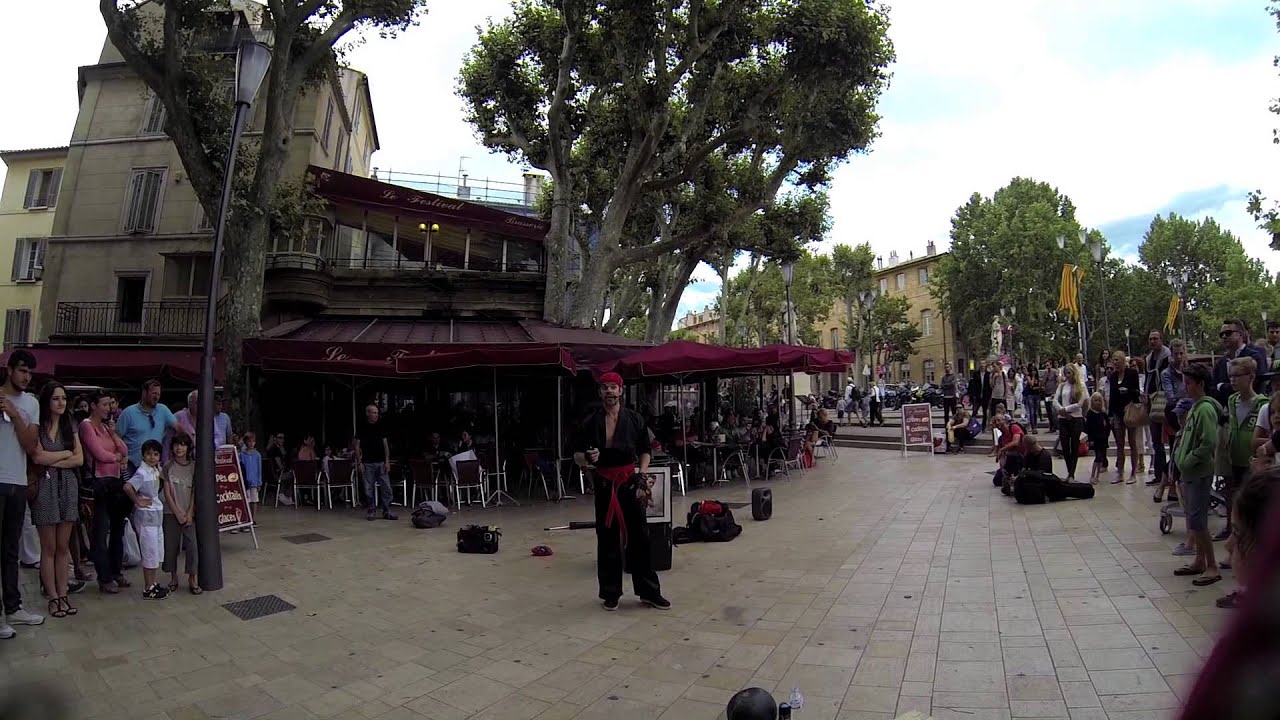 Juillet 2014 : Master-John en rue "Clodo show" - YouTube