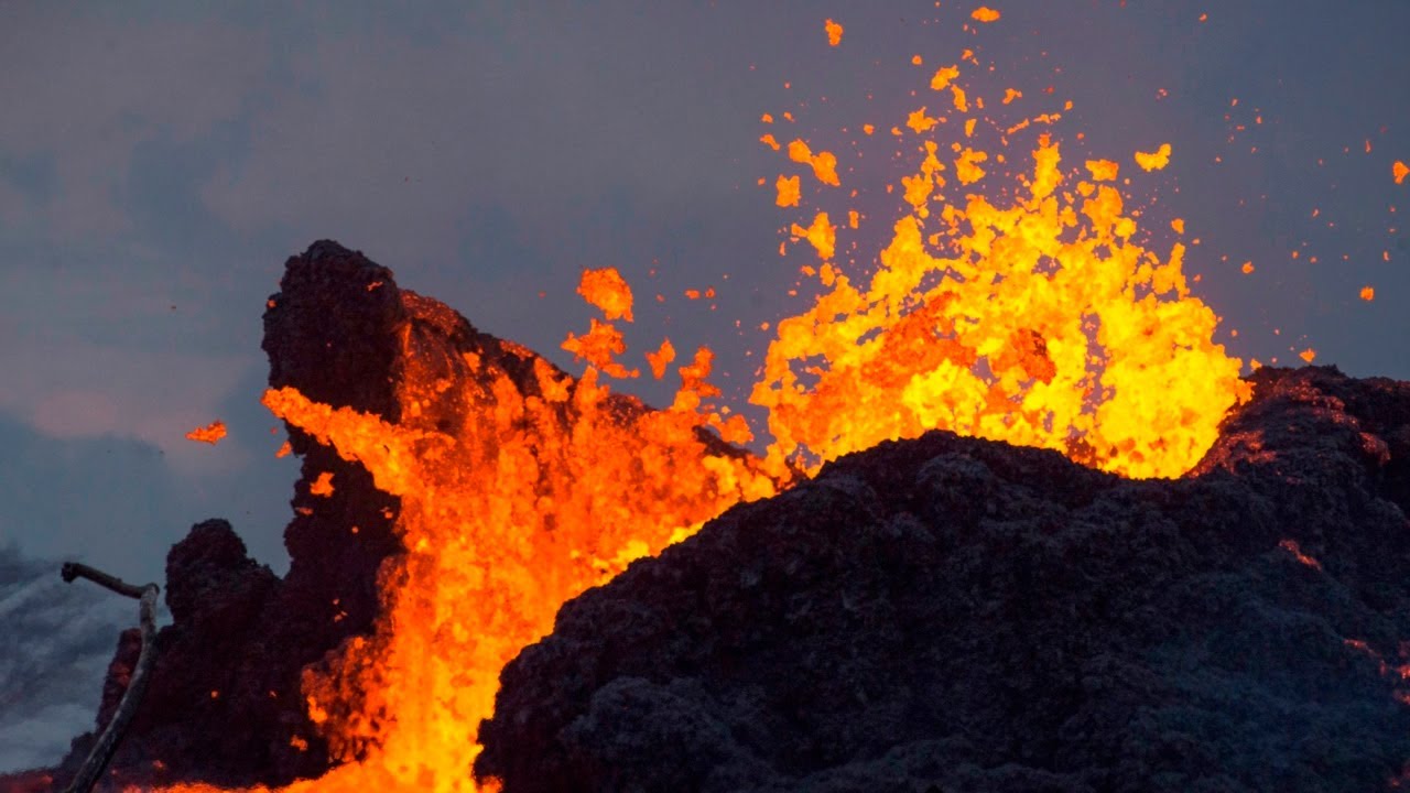 New Zealand's Taupo volcano alert level raised - YouTube