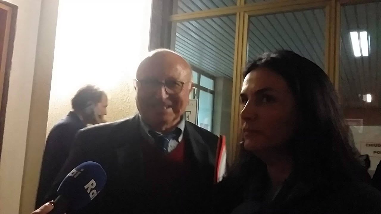 Francesca Barracciu rinviata a giudizio: il video dal Tribunale - YouTube