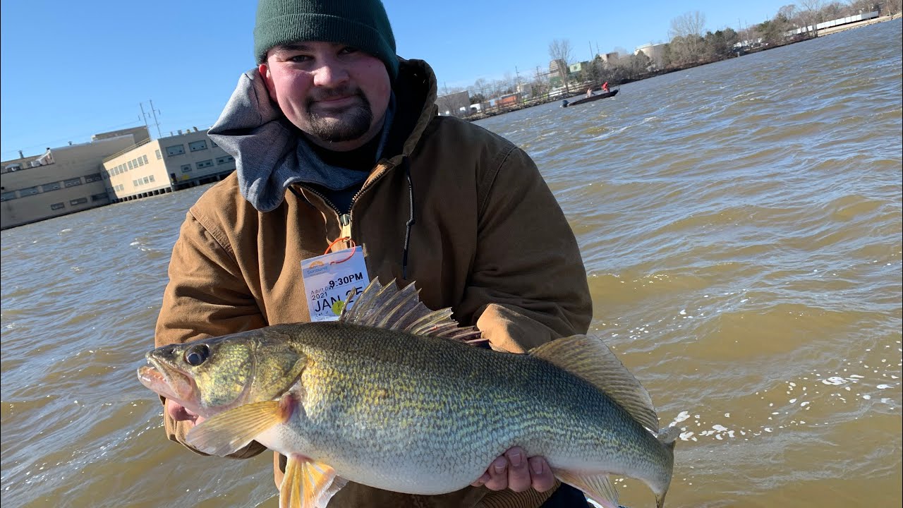 Smacking Trophy Walleye on The Fox River, De Pere, WI!!!(2021) - YouTube