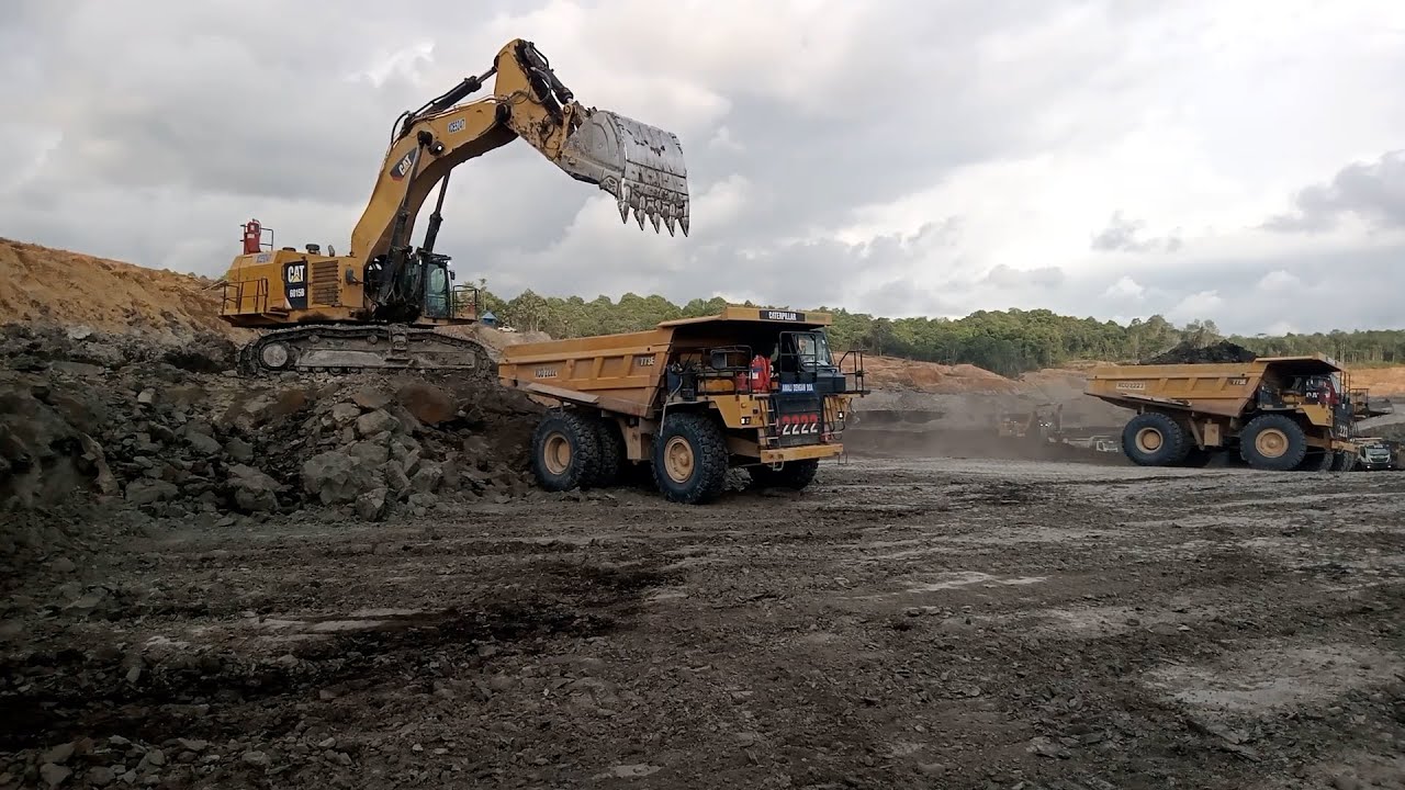 EXCAVATOR CAT 395 LOADING MATERIAL TRUCK TAMBANG OHT 773 | EXCAVATOR ...