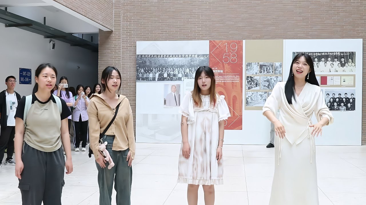 景德镇陶瓷大学：小美满上春山 {合唱}︱Jingdezhen Ceramic University, China - YouTube