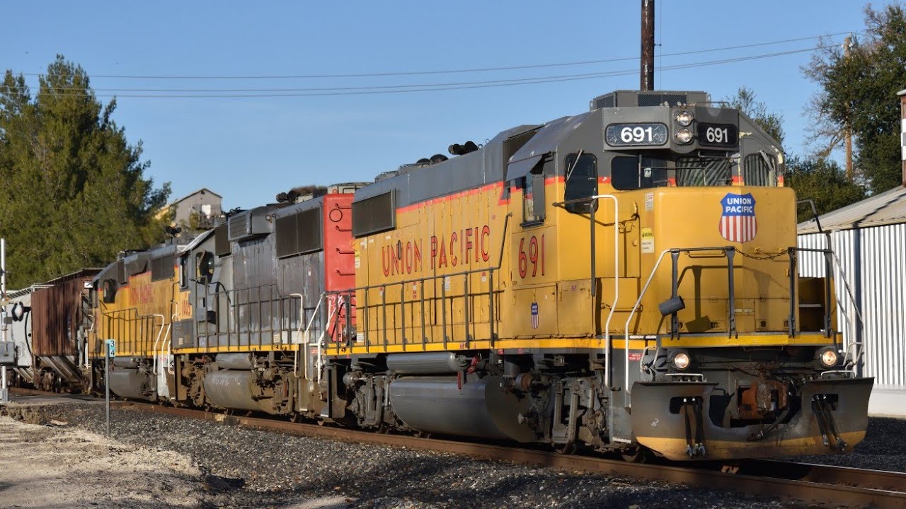 UP 1005 Cotton Belt trails on Margarita turn local - YouTube