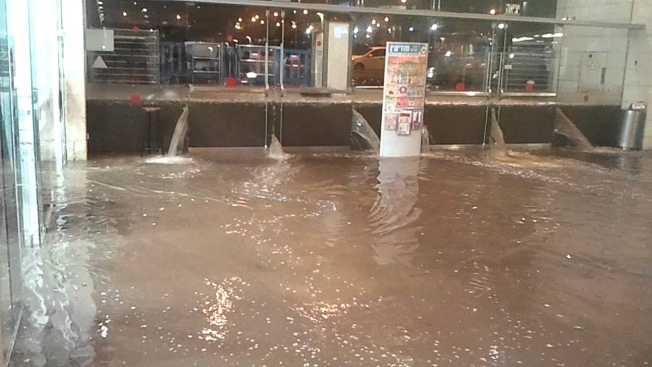 הצפה בקניון מודיעין בגלל הגשם 14.11 Flood at mod'ins mall Israel - YouTube