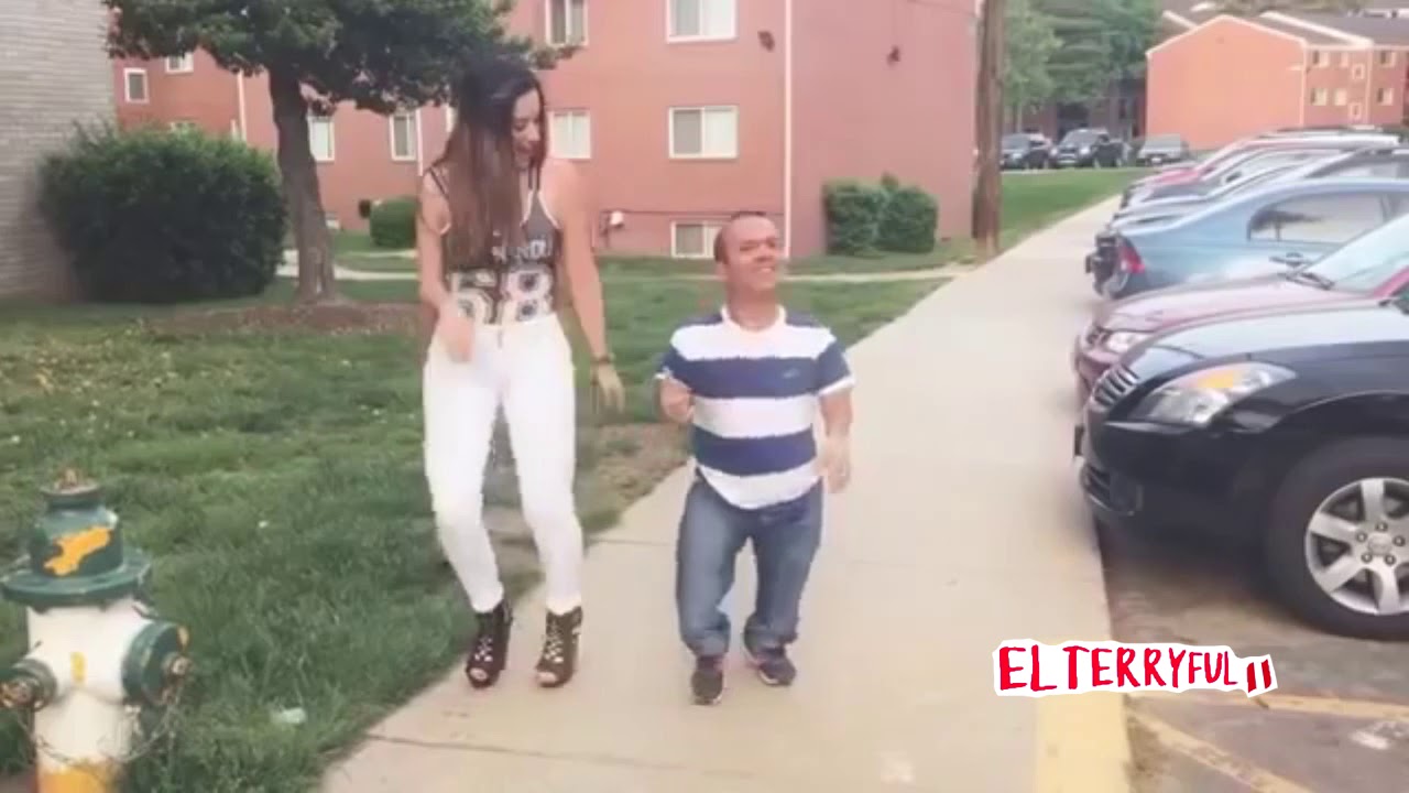 Enano Bailando Huaynito - YouTube