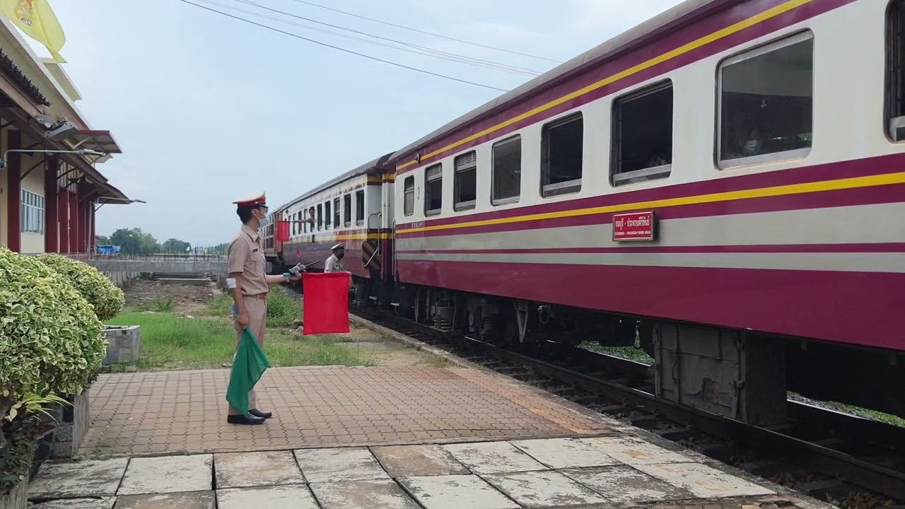 ขบวน 251 จอดคลองบางตาล วิ่งตีคู่กับรถเกลี่ยหิน AS ordinary train 251 & ballast regulator machine ...