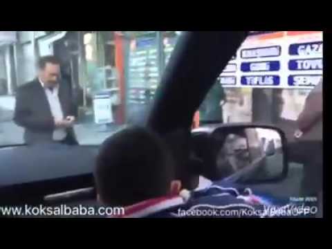 Küçük adam bakın ne yapıyor