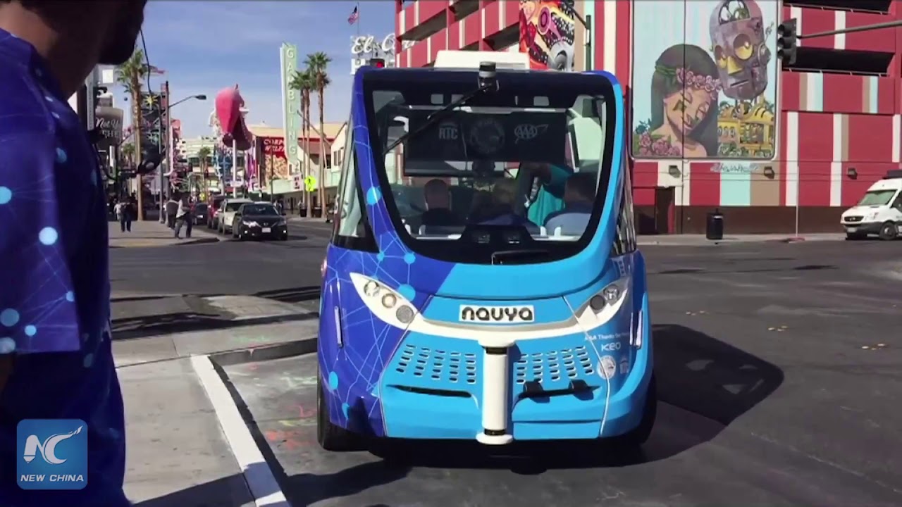 Las Vegas self-driving bus gets in crash 1st day - YouTube
