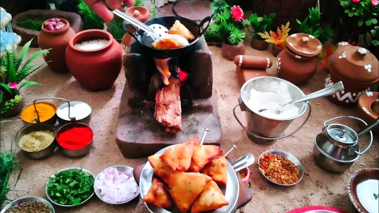 Miniature aloo samosa || halwai style aloo samosa ||miniature cooking ...