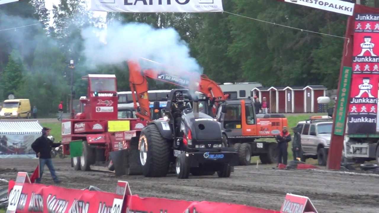 Valtra Tractor Pulling With Flames - YouTube